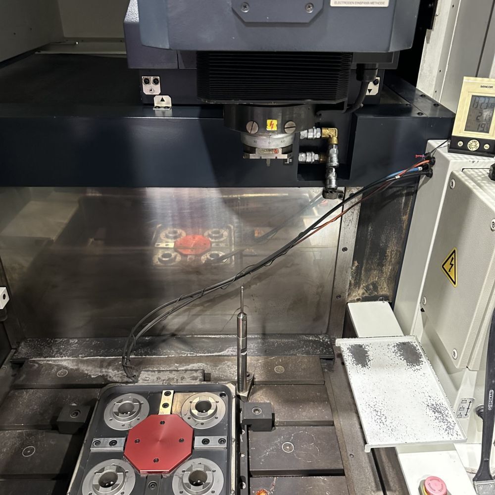 MAKINO EDNC 43 EDM Die Sinker/Erodiermaschine (Funken) (2002) | HUSKY ...
